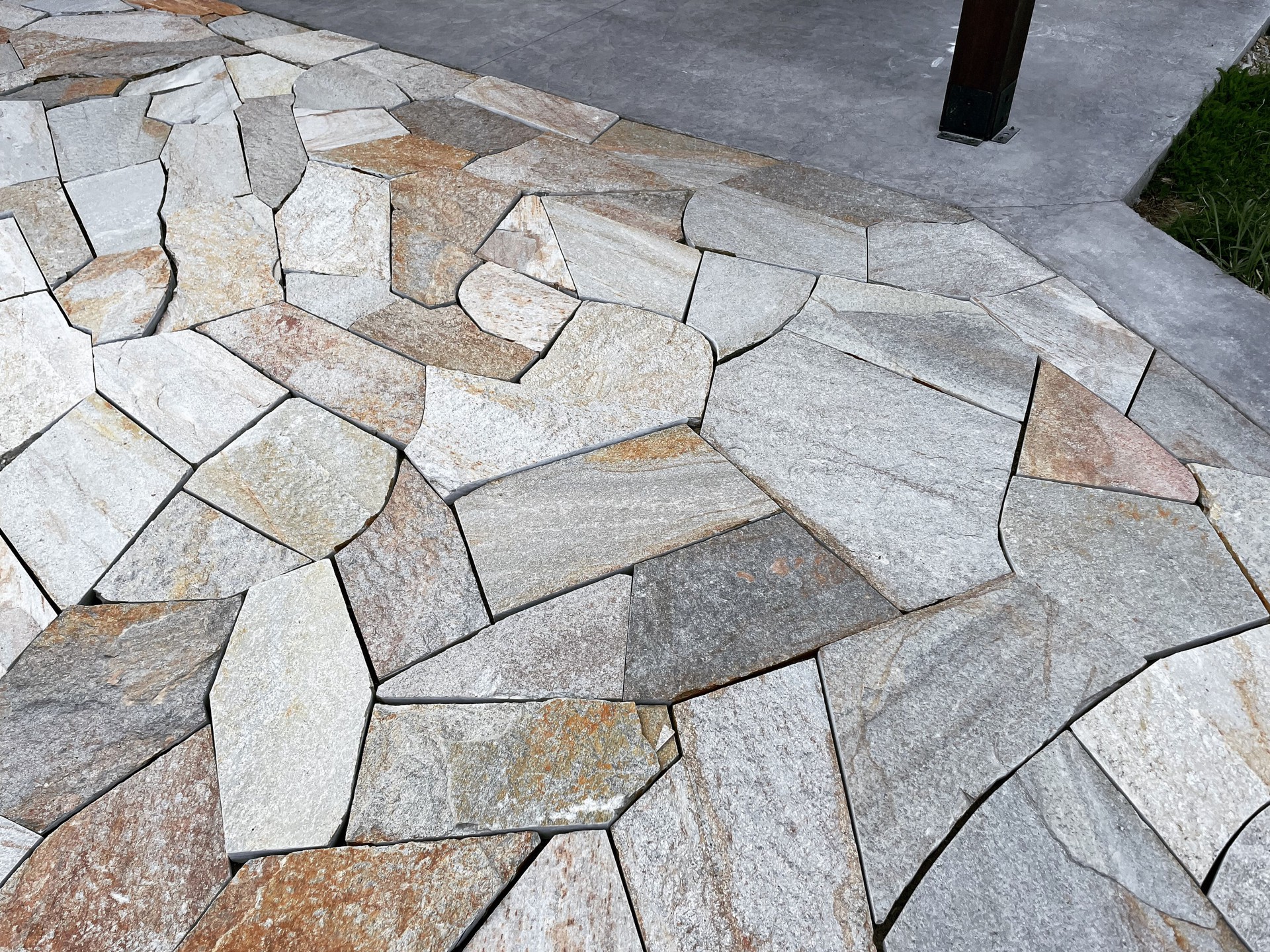 24-in L x 16-in W x 2-in H Irregular Natural Natural stone Patio stone ...